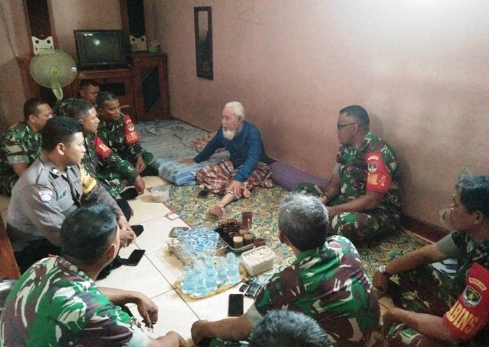 Sinergitas, Danramil dan Bhabinkamtibmas Besuk Ustad Jeje Abdul Manik - Deliknews.com
