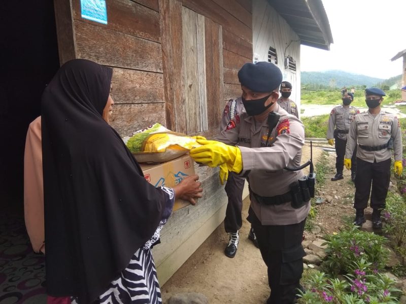 Brimob Kompi 4 Batalyon C Pelopor Bagikan Sembako, Bhakti untuk Masyarakat – Deliknews.com