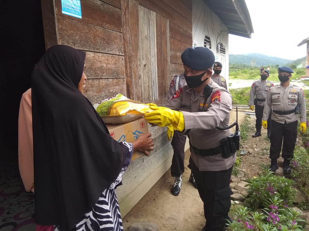 Brimob Kompi 4 Batalyon C Pelopor Bagikan Sembako, Bhakti untuk Masyarakat – Deliknews.com