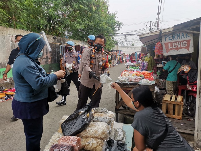 Di Pasar Cikupa, Kapolresta Tangerang Ingatkan Pakai Masker dengan ...