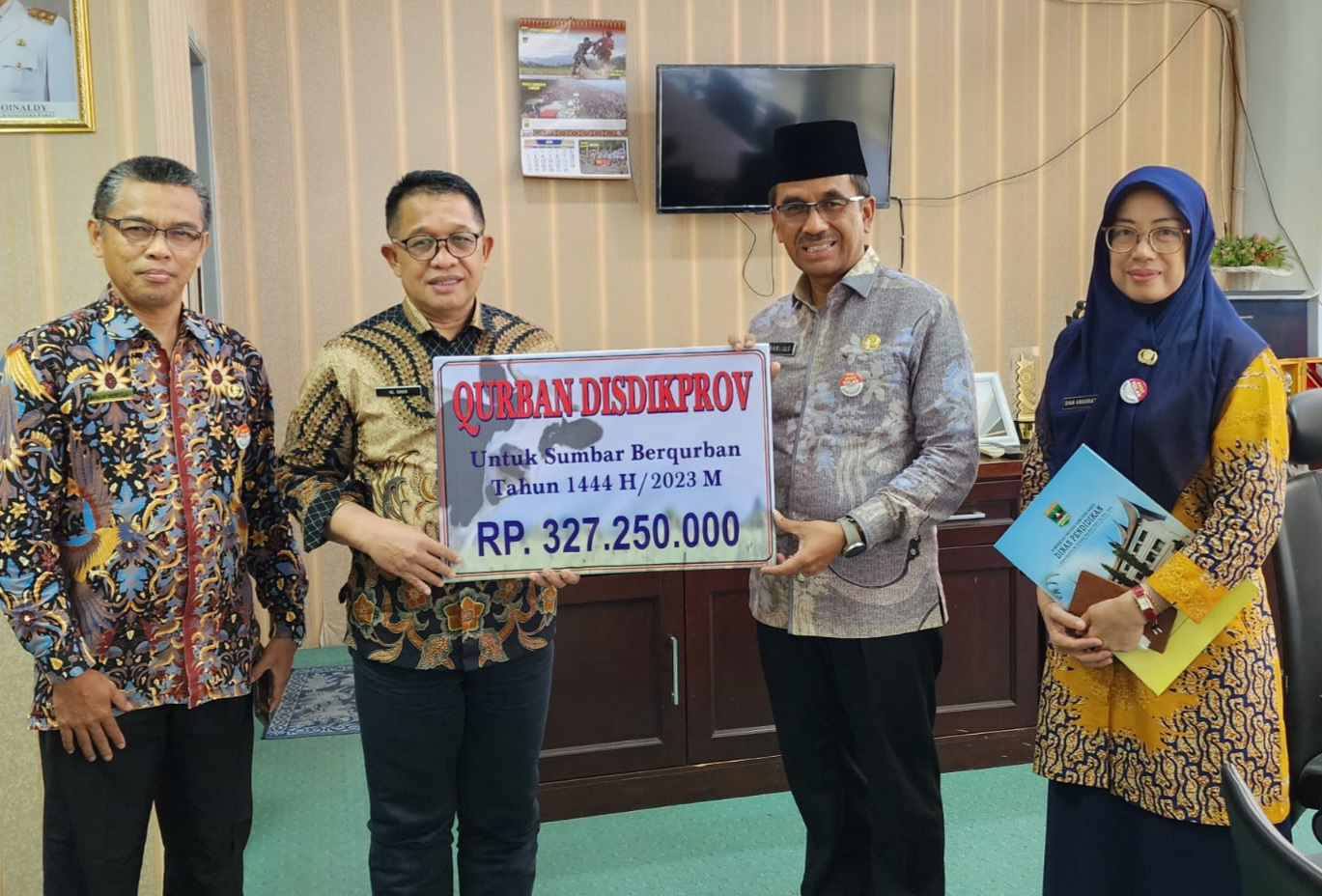 Kadisdik Sumbar Serahkan Dana Qurban Rp327 Juta Bagi Daerah Minus ...