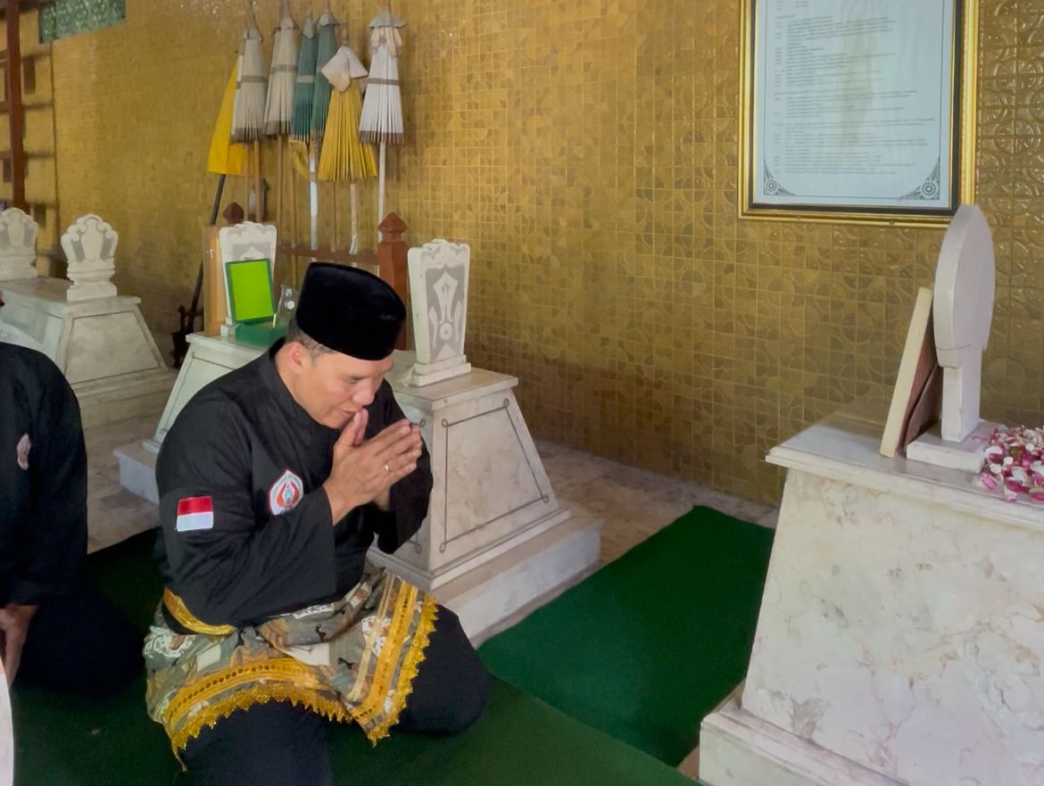Ketua IPSI Jatim Bambang Haryo Ziarah ke Makam Pendiri IPSI, Eyang ...